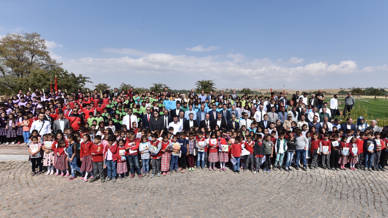 Ahlat'ta ilk ders zili Selçuklu Meydan Mezarlığı'nda çaldı | TRT Haber ...