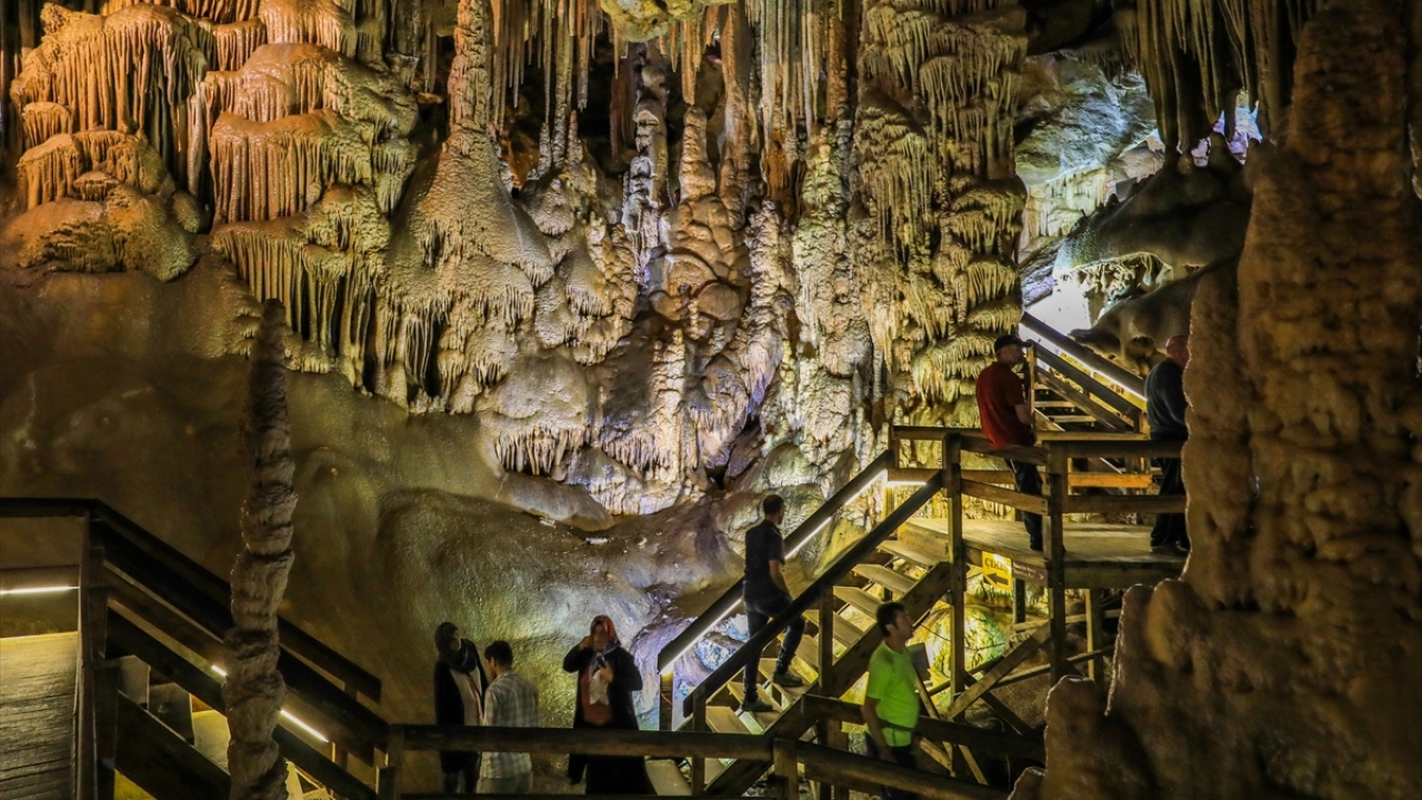 Karaca Mağarası yerli ve yabancı turistlerin ilgisini çekiyor | TRT ...