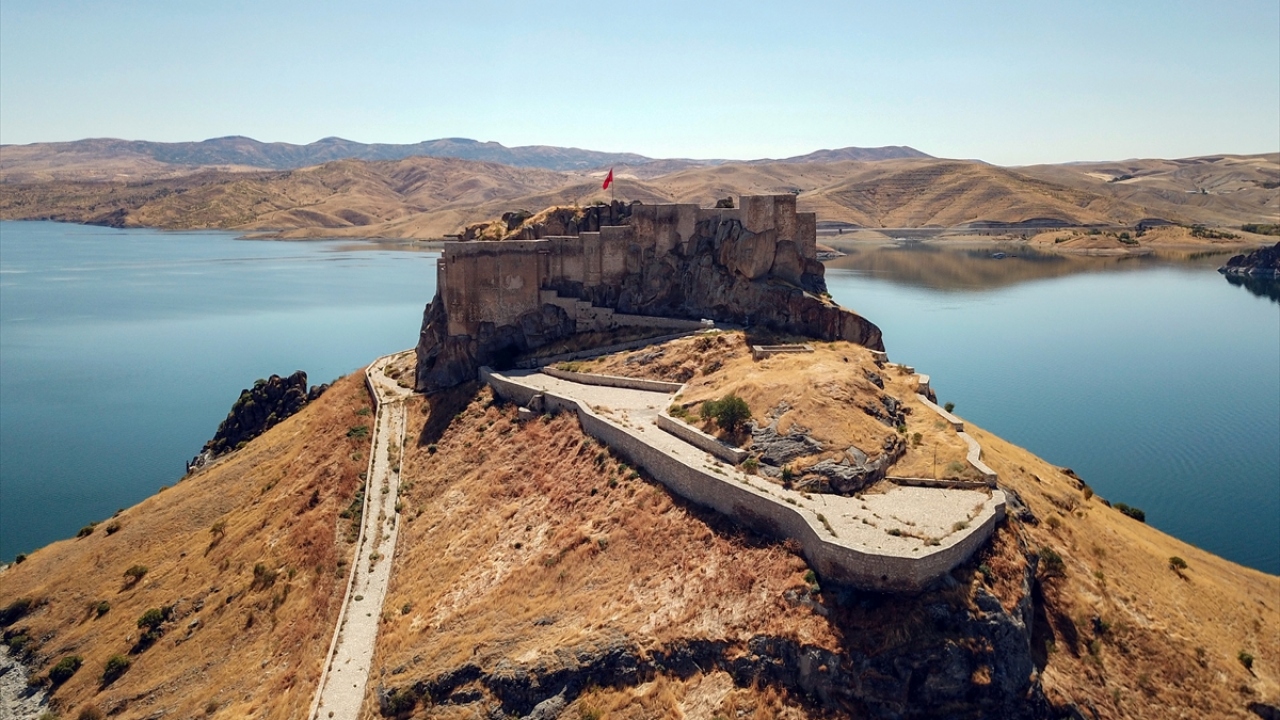 Tarihi Pertek Kalesi turistlerin uğrak yeri olacak | TRT Haber Foto Galeri