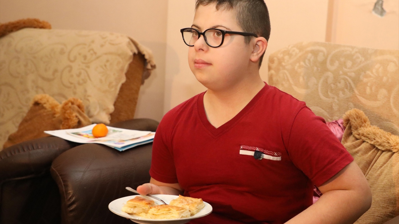Down sendromlu Berat'ın yaşamı "oklava" ile değişti | TRT Haber Foto Galeri
