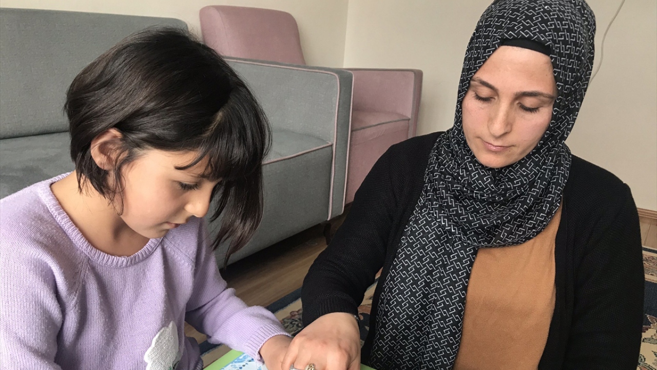 Fedakar anne, otistik ikizlerini topluma kazandırmak için mücadele ...