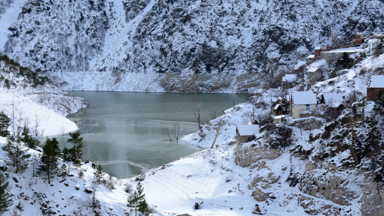 Gümüşhane'de Torul Barajı gölünün yüzeyi kısmen dondu | TRT Haber Foto ...