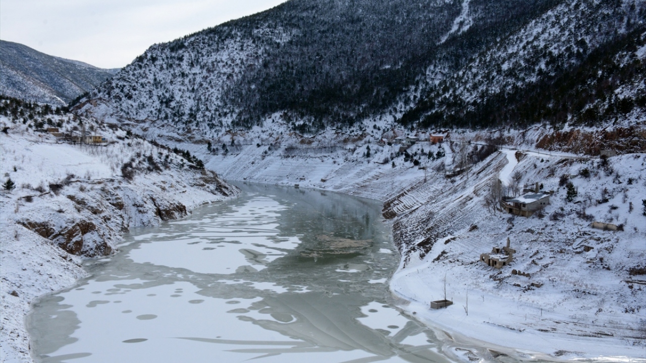 Gümüşhane'de Torul Barajı gölünün yüzeyi kısmen dondu | TRT Haber Foto ...