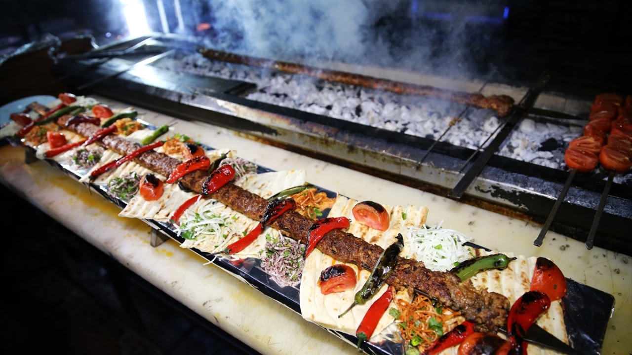 Adana'nın damak çatlatan lezzeti: Metrelik Adana kebabı | TRT Haber ...