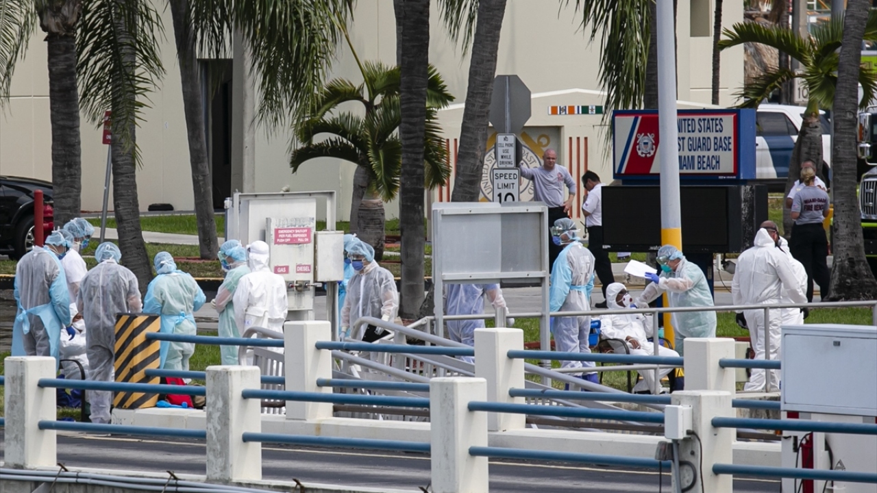 Miami'de gemi çalışanlarının tahliyesi | TRT Haber Foto Galeri