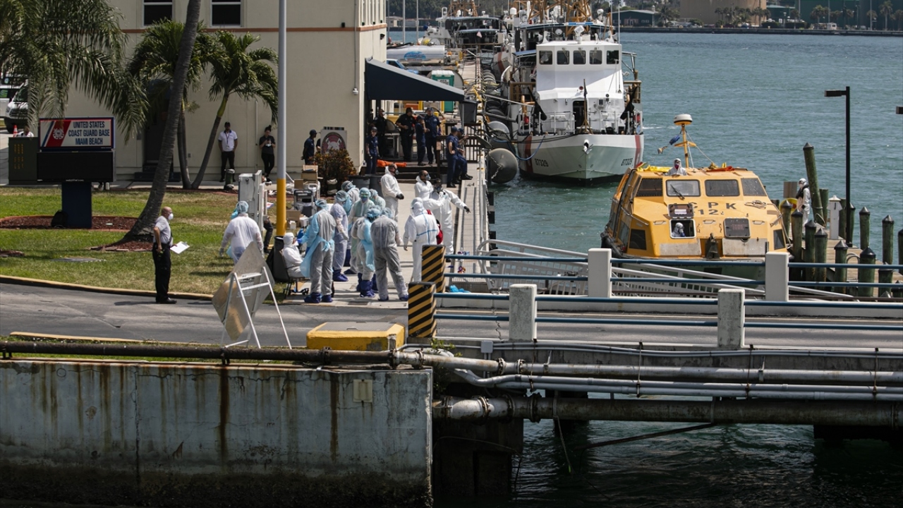 Miami'de gemi çalışanlarının tahliyesi | TRT Haber Foto Galeri