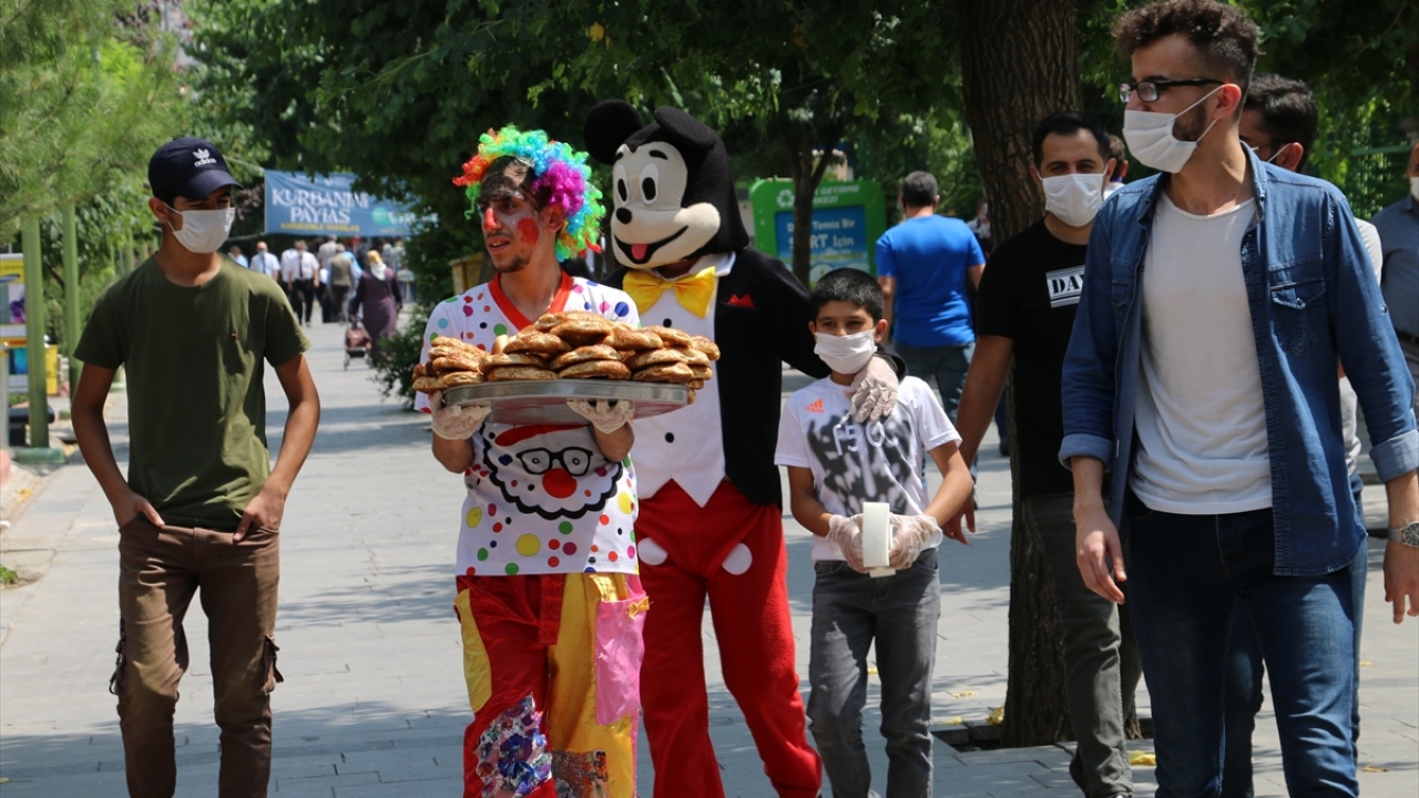 Siirt'te bisiklet almak için simit satan çocuğa doğum günü sürprizi ...