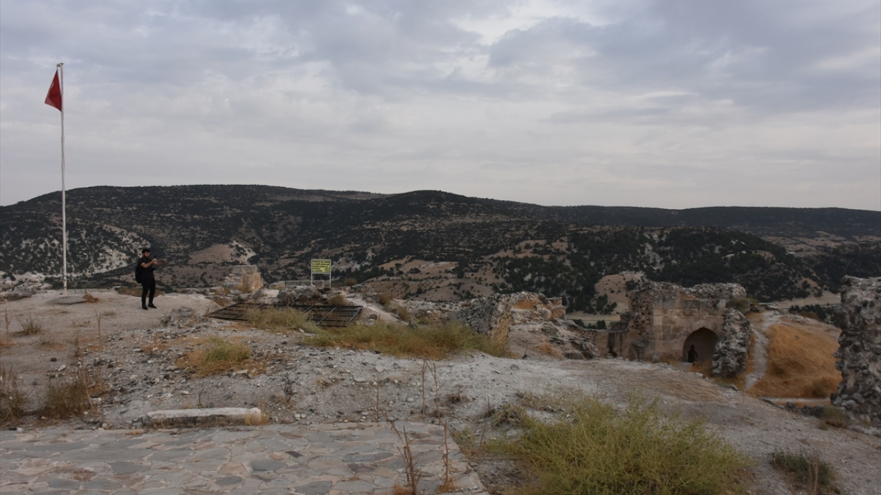 Tarihi Ravanda Kalesi ihtişamıyla ziyaretçilerini büyülüyor | TRT Haber ...