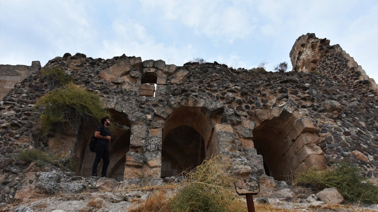 Tarihi Ravanda Kalesi ihtişamıyla ziyaretçilerini büyülüyor | TRT Haber ...