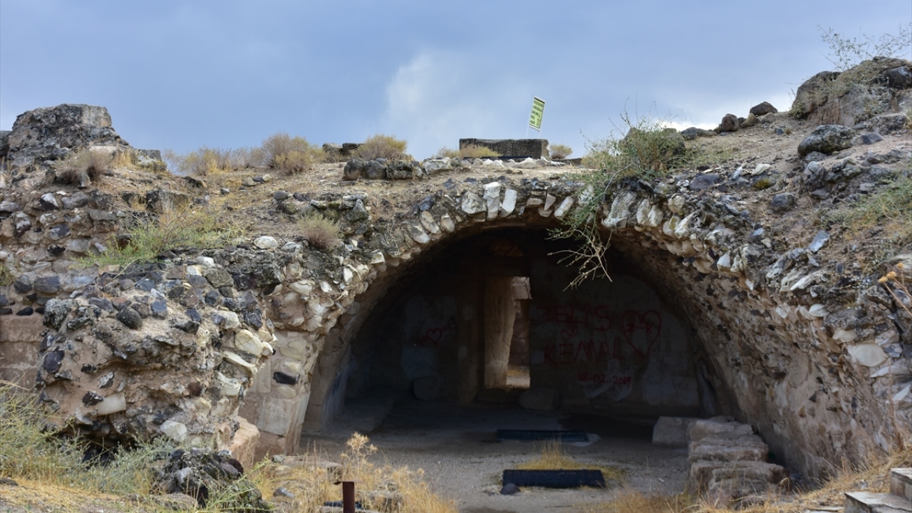 Tarihi Ravanda Kalesi ihtişamıyla ziyaretçilerini büyülüyor | TRT Haber ...