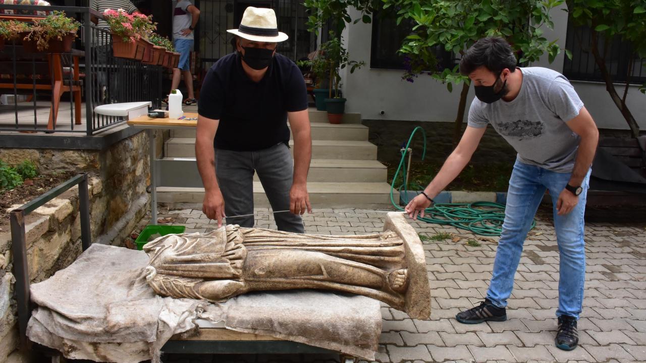 Metropolis Antik Kenti'nde 1800 yıllık heykel bulundu | TRT Haber Foto ...