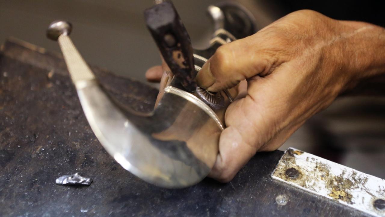 Ürdünlü hançer ustası, 2 asırlık ata mesleğini küçük atölyesinde ...