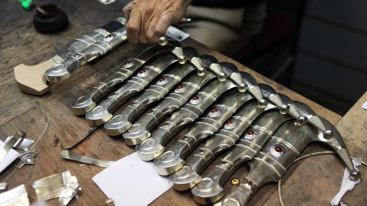 Ürdünlü hançer ustası, 2 asırlık ata mesleğini küçük atölyesinde ...