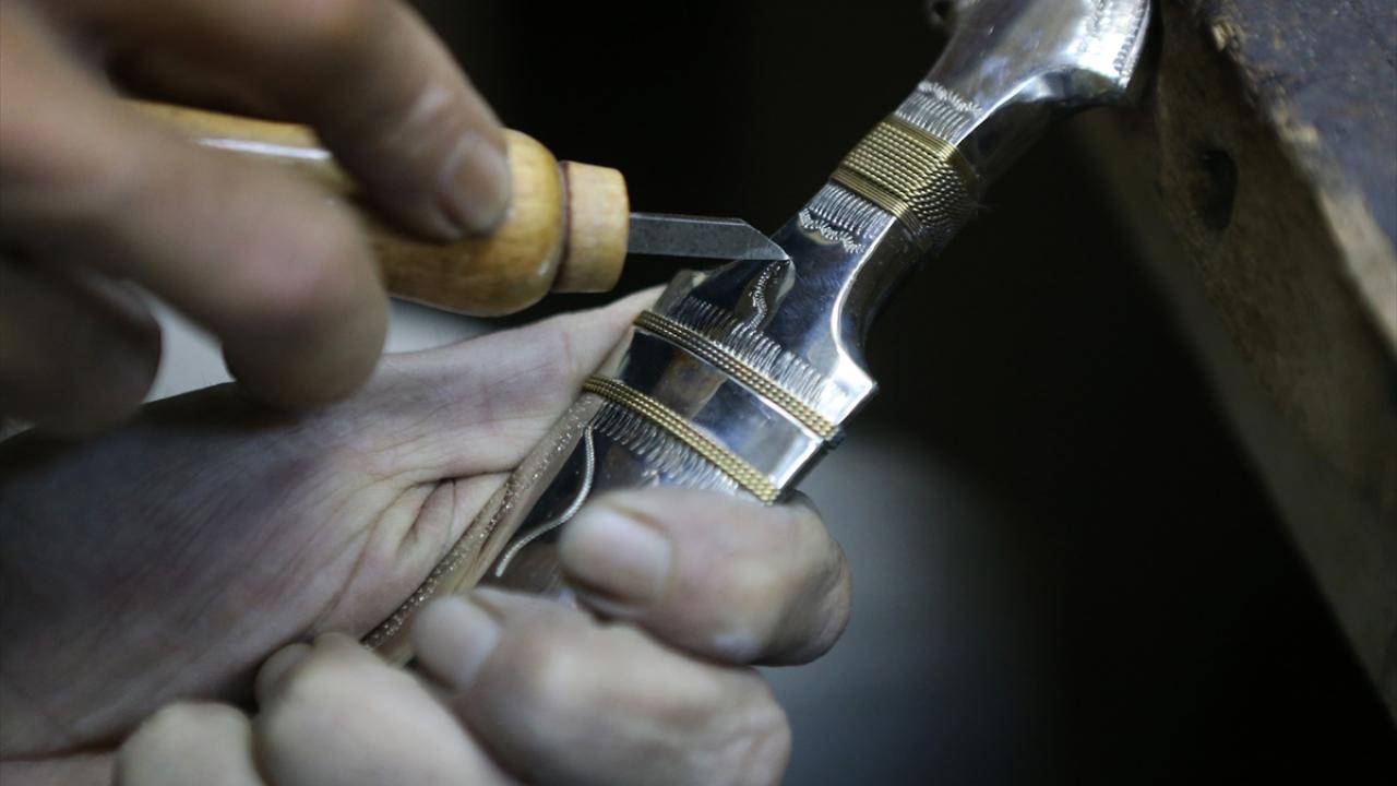 Ürdünlü hançer ustası, 2 asırlık ata mesleğini küçük atölyesinde ...