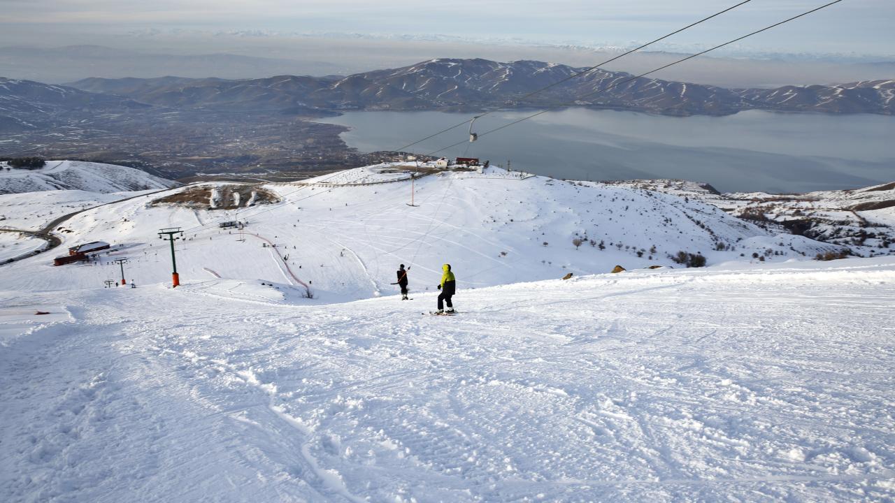 Göl manzaralı kayak merkezi | TRT Haber Foto Galeri