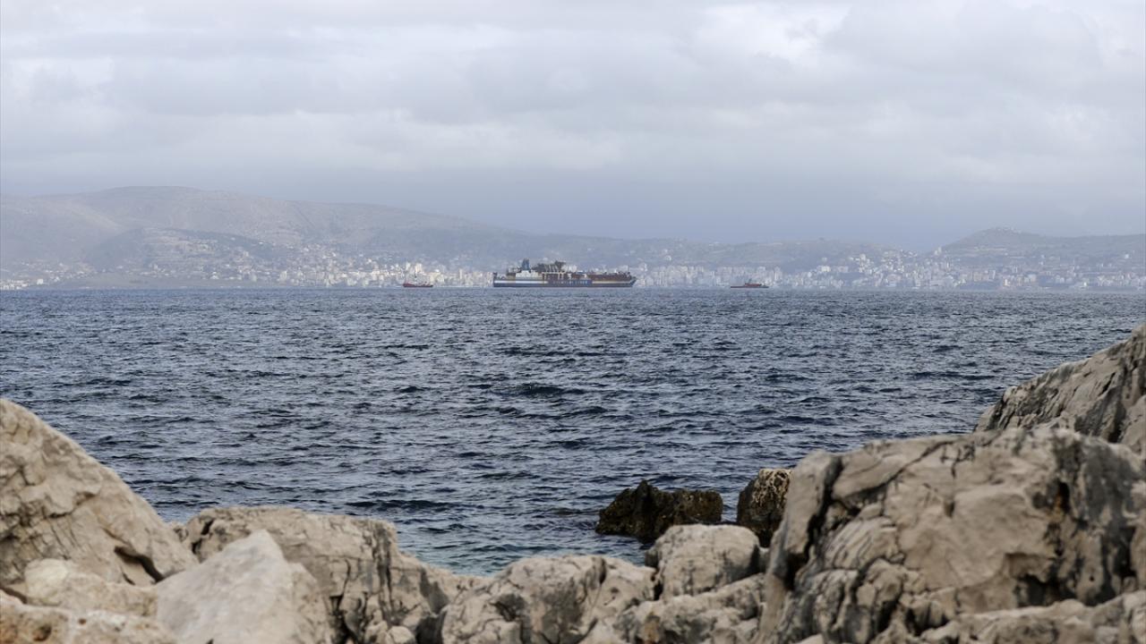 Yunanistan'da yanan feribot bir başka limana çekiliyor | TRT Haber Foto ...