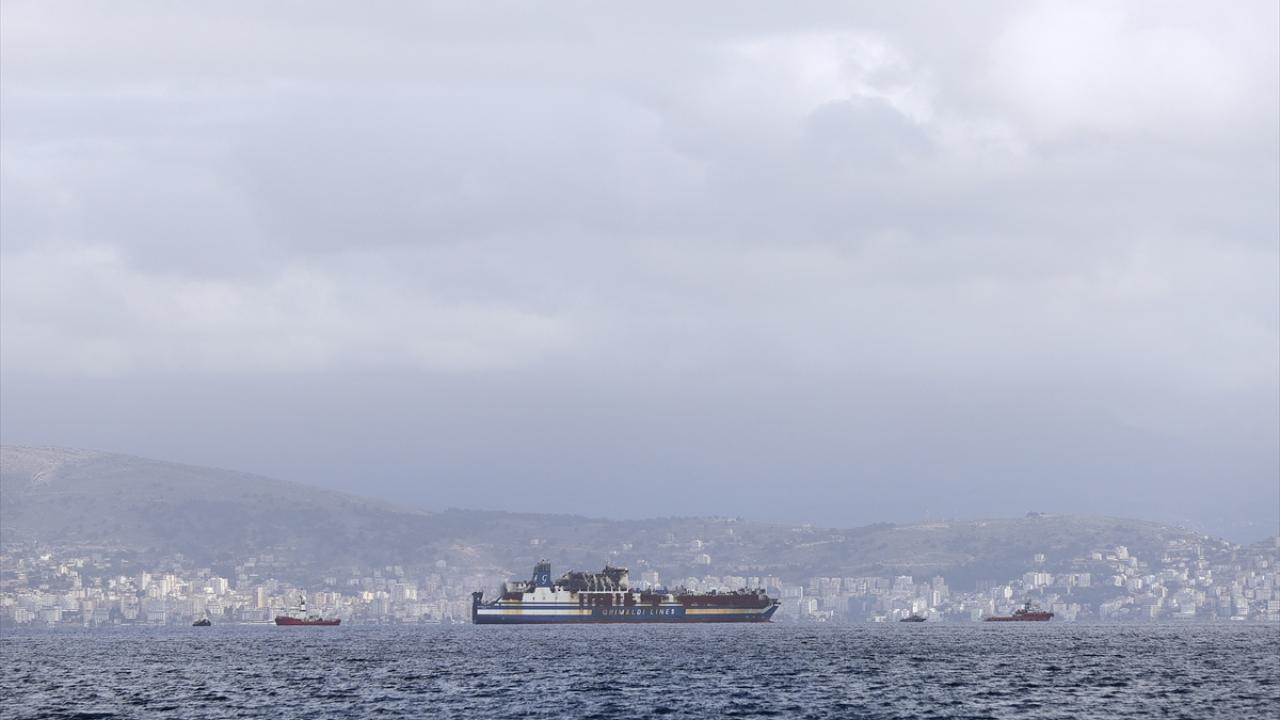 Yunanistan'da yanan feribot bir başka limana çekiliyor | TRT Haber Foto ...