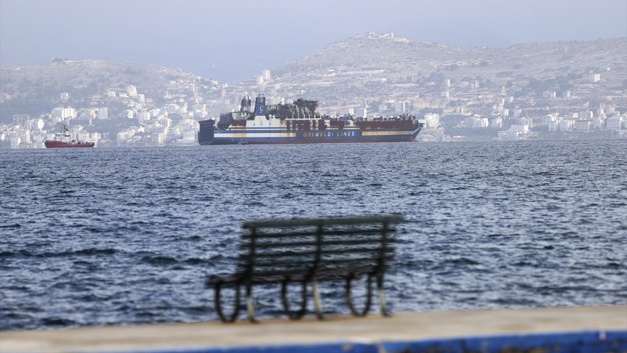 Yunanistan'da yanan feribot bir başka limana çekiliyor | TRT Haber Foto ...