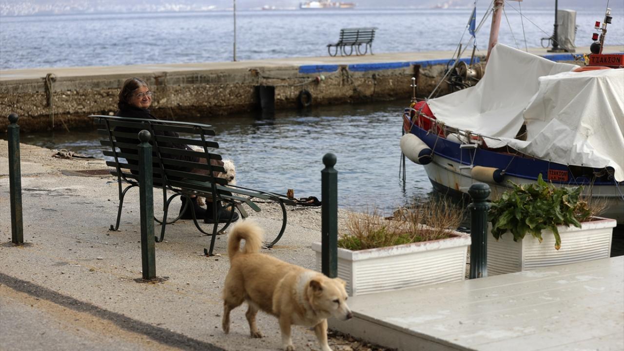 Yunanistan'da yanan feribot bir başka limana çekiliyor | TRT Haber Foto ...