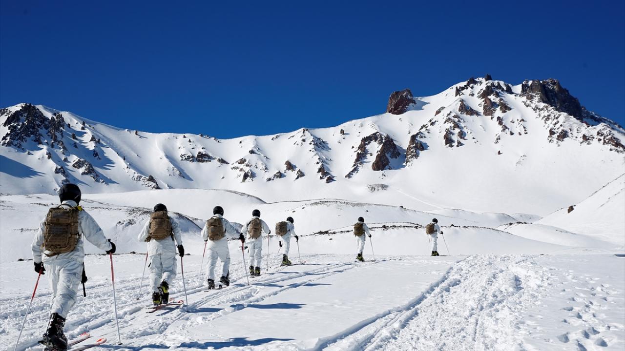 Özel harekat MAK timinden 3100 rakımda kış eğitimi | TRT Haber Foto Galeri
