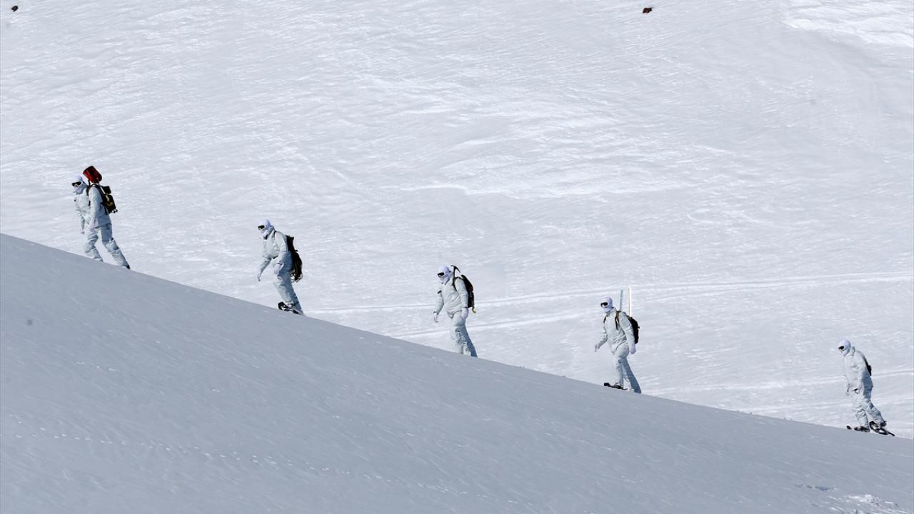 Özel harekat MAK timinden 3100 rakımda kış eğitimi | TRT Haber Foto Galeri