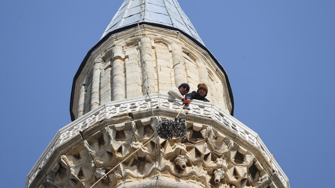Ramazana özel Osmanlı geleneği mahyalar camilere asılıyor | TRT Haber ...