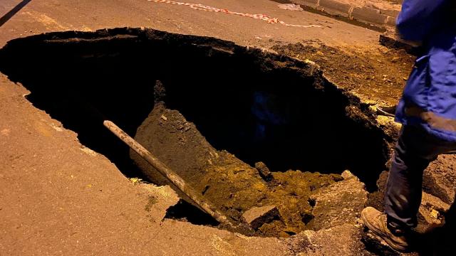 Şişli’de yol çöktü, etrafı kanalizasyon kokusu sardı - Son Dakika Haberleri