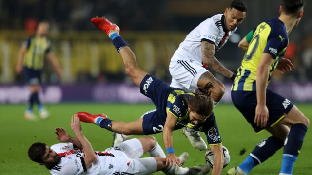 Beşiktaş-Fenerbahçe derbilerinde kartlar havada uçuşuyor - Son Dakika ... Beşiktaş-Fenerbahçe derbilerinde kartlar havada uçuşuyor - Son Dakika ...