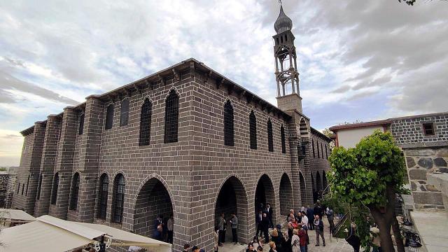 Surp Giragos Ermeni Kilisesi'nde 7 yıl sonra ilk ayin - Son Dakika ...