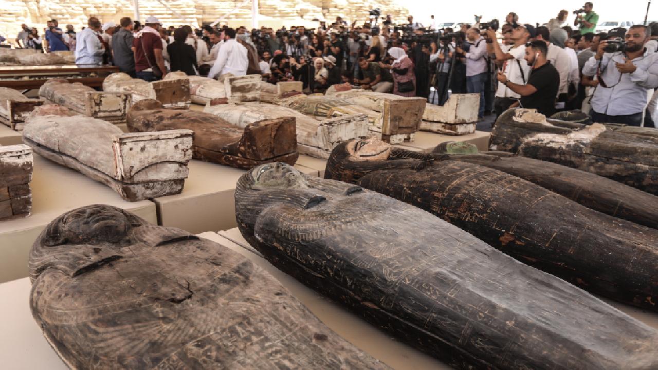 Mısır'da antik döneme ait 250 mumya ile 150 heykel bulundu | TRT Haber ...