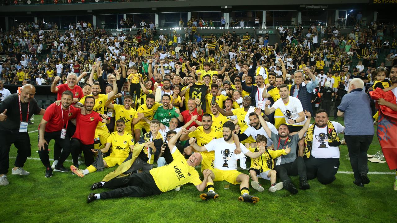 İstanbulspor 17 yıl aradan sonra Süper Lig'de | TRT Haber Foto Galeri