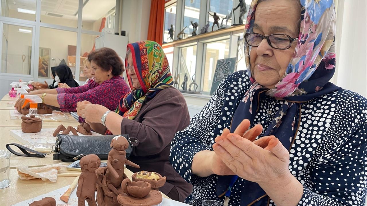Bartın'da yaşlılar aldıkları eğitimlerle sosyalleşiyor | TRT Haber Foto ...