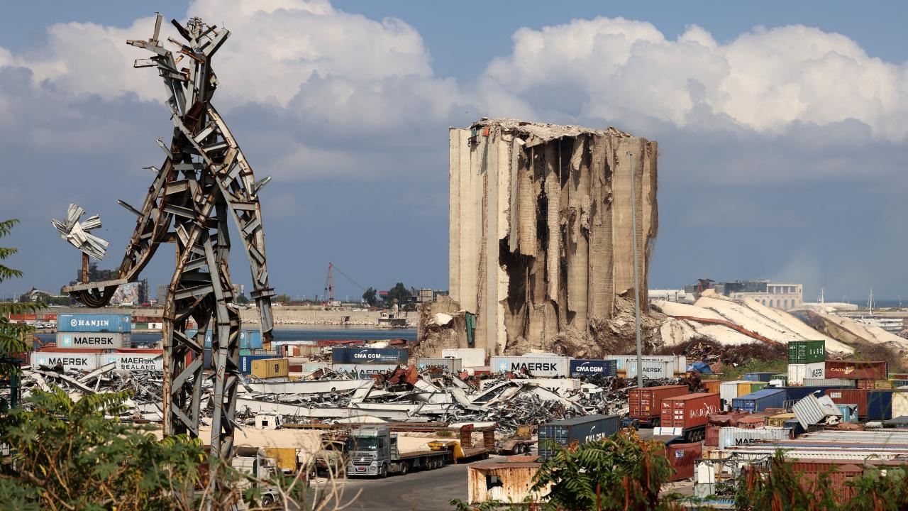 Beyrut Limanı'ndaki silonun kuzey kısmı tamamen yıkıldı | TRT Haber ...