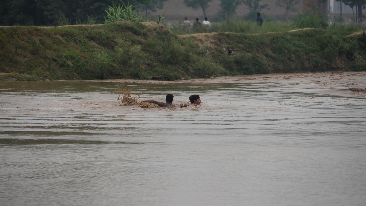 Pakistan'da muson yağmurlarının yol açtığı sel etkisini sürdürüyor ...