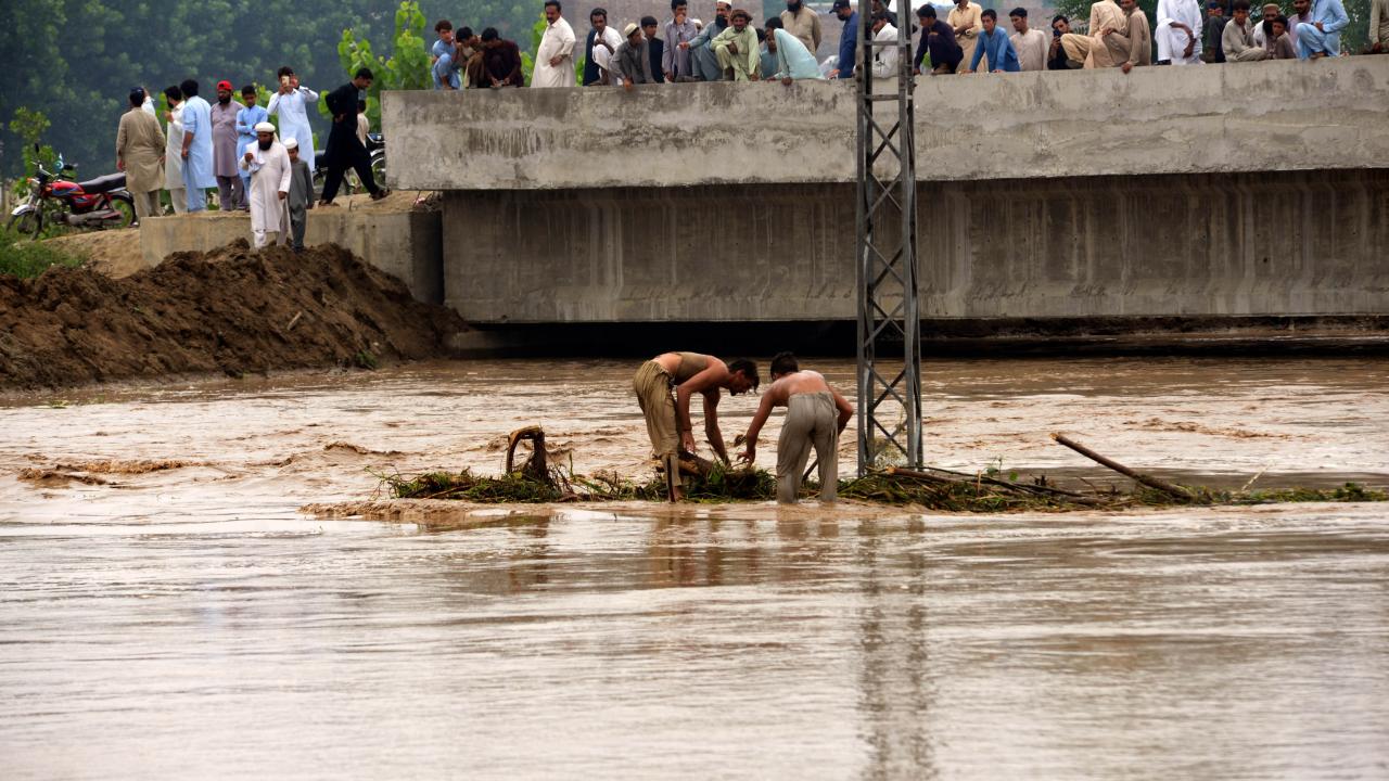 Pakistan'da muson yağmurlarının yol açtığı sel etkisini sürdürüyor ...
