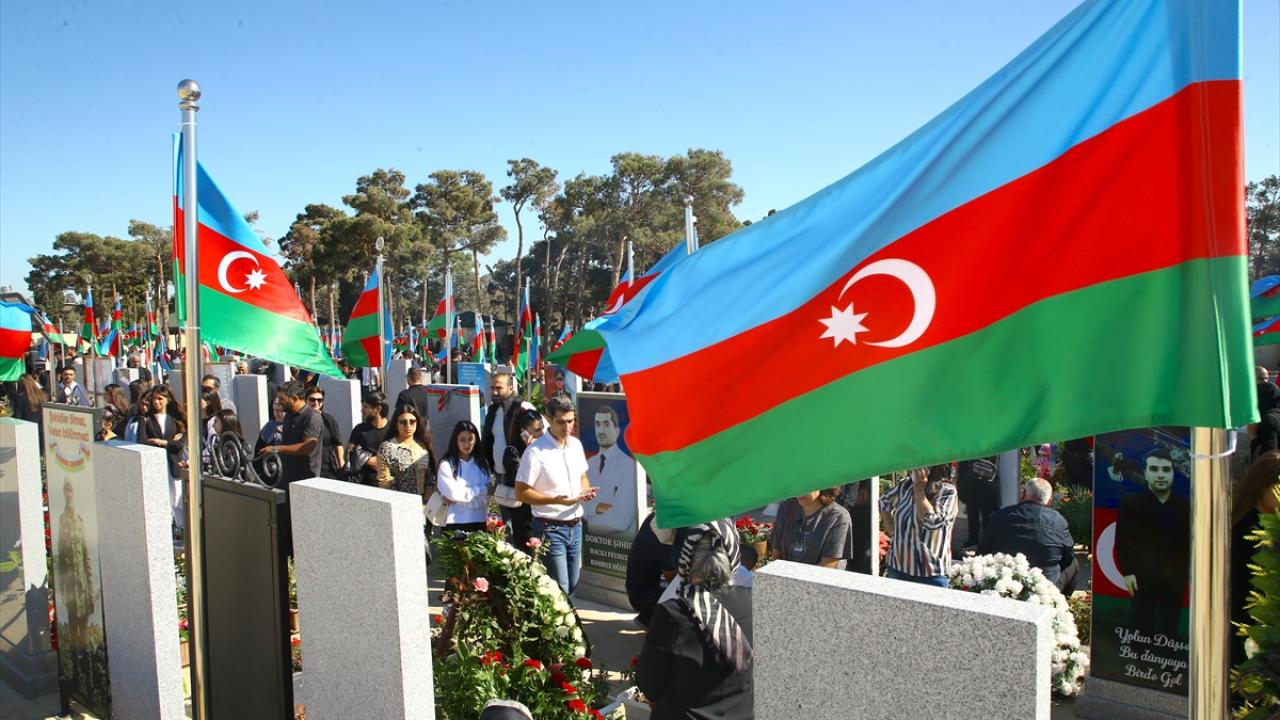 Azerbaycan 2. Karabağ Savaşı şehitlerini anıyor | TRT Haber Foto Galeri