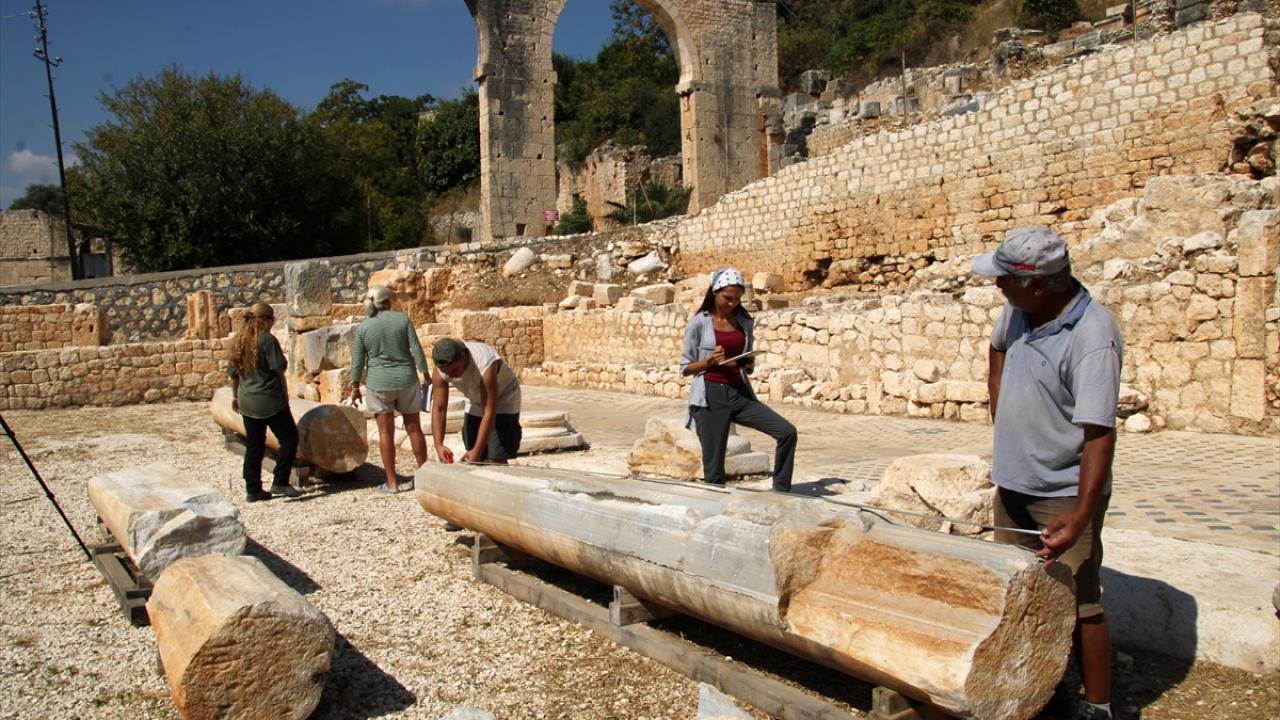Elaiussa Sebaste Antik Kenti'ndeki hamam sütunları ayağa kaldırılacak ...