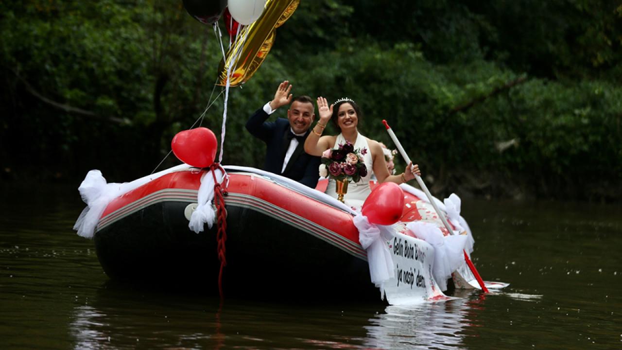 Tanıştıkları rafting botu üzerinde dünyaevine girdiler | TRT Haber Foto ...