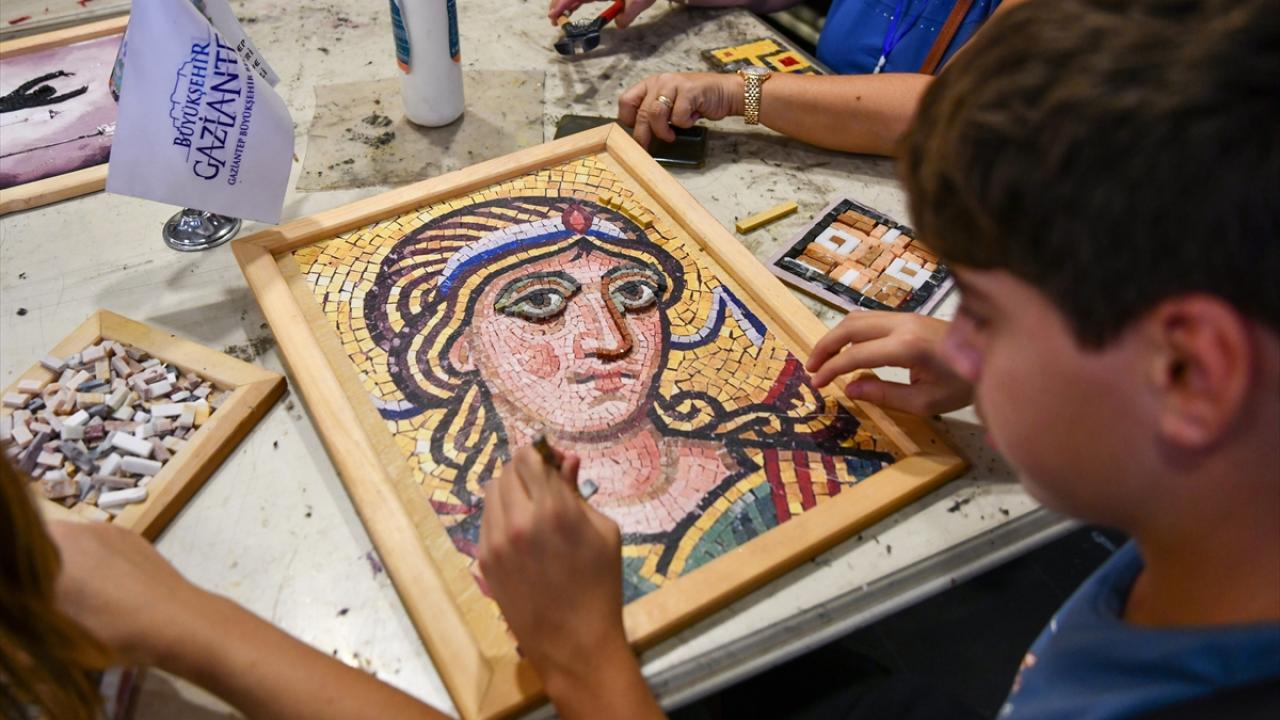 Avrupalı öğrenciler Gaziantep'te mozaik sanatıyla tanıştı | TRT Haber ...