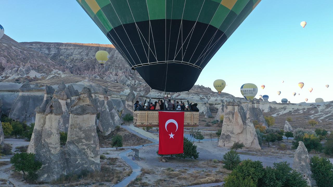 Sıcak hava balonları Türk bayraklarıyla süslendi | TRT Haber Foto Galeri