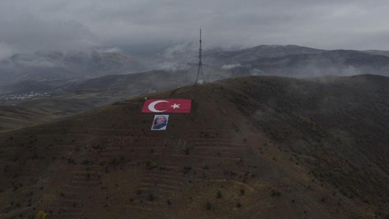Muş'ta Bayrak Tepe'ye Türk bayrağı çizildi | TRT Haber Foto Galeri