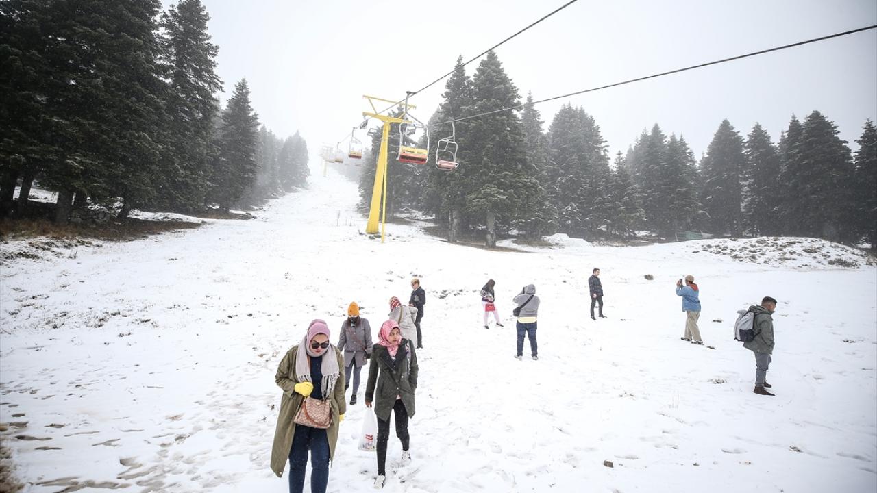 Uludağ'da "sezonun habercisi" kar devam ediyor | TRT Haber Foto Galeri