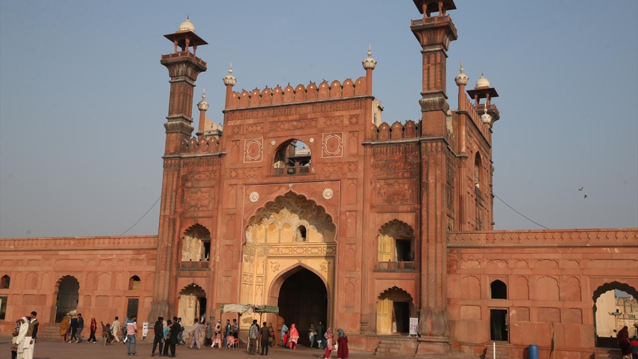 Lahor'daki "Padişah Camii" ziyaretçilerini ağırlıyor | TRT Haber Foto ...