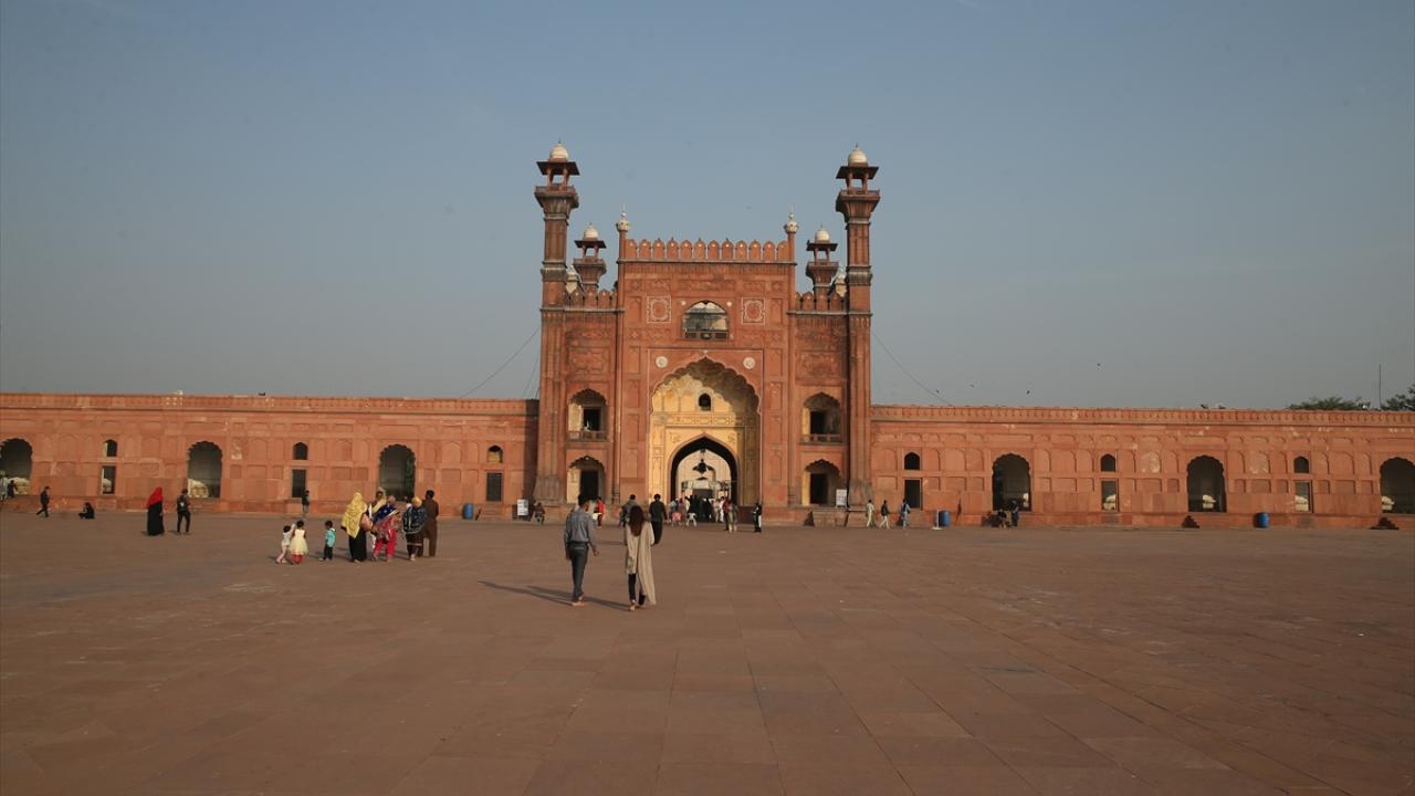Lahor'daki "Padişah Camii" ziyaretçilerini ağırlıyor | TRT Haber Foto ...