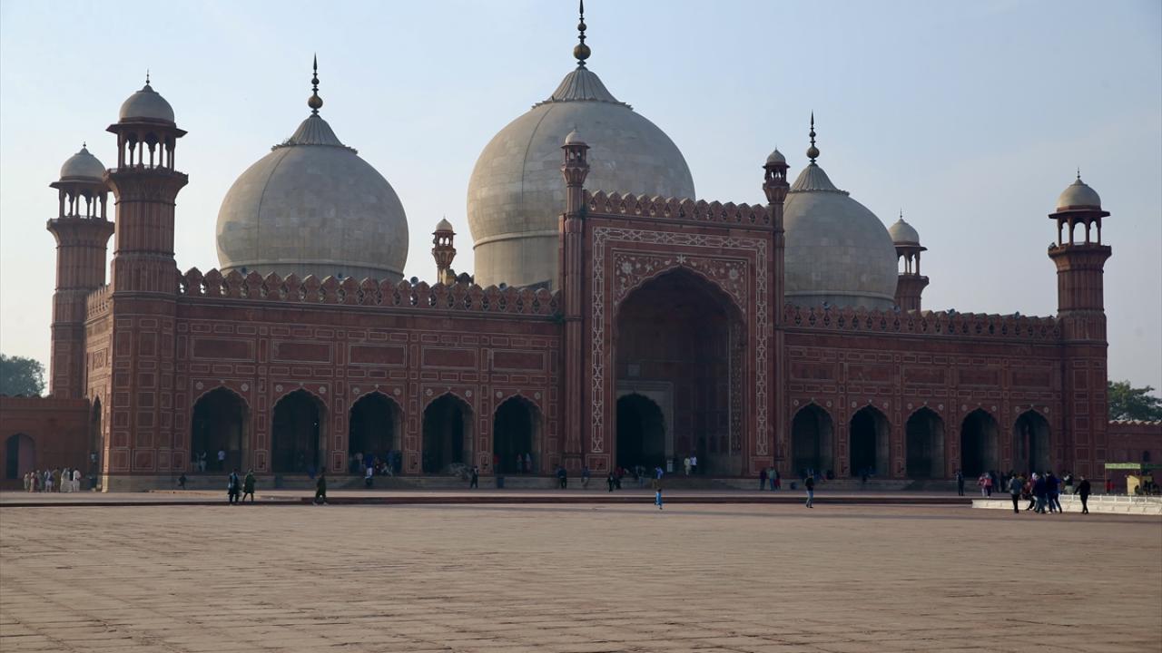Lahor'daki "Padişah Camii" ziyaretçilerini ağırlıyor | TRT Haber Foto ...