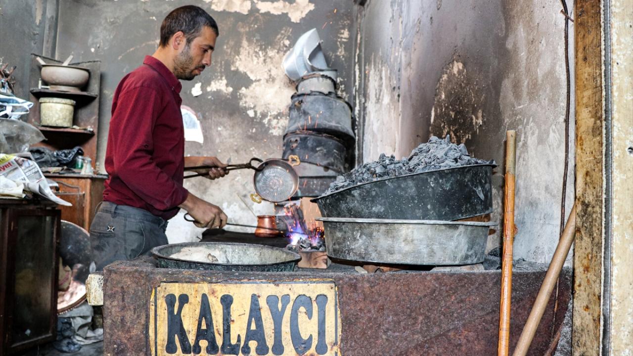Yaşar usta, dede mesleği kalaycılığı yaşatmaya çalışıyor | TRT Haber ...