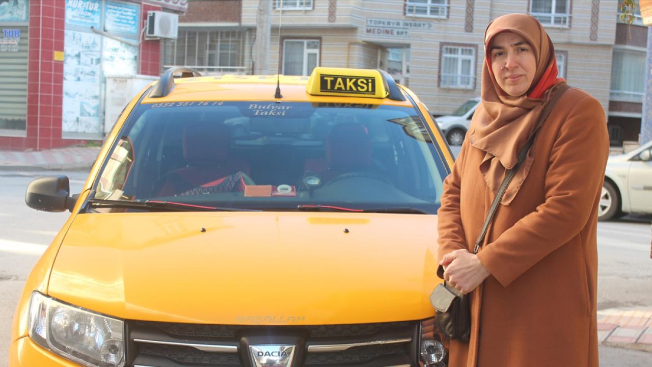 Taksicilik yapan eşi vefat edince direksiyonun başına geçti | TRT Haber ...