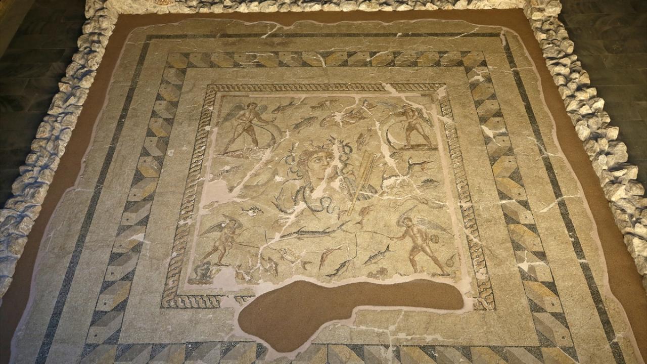 Hippokamposlara binen Erosların mozaiği Adana'da sergileniyor | TRT ...