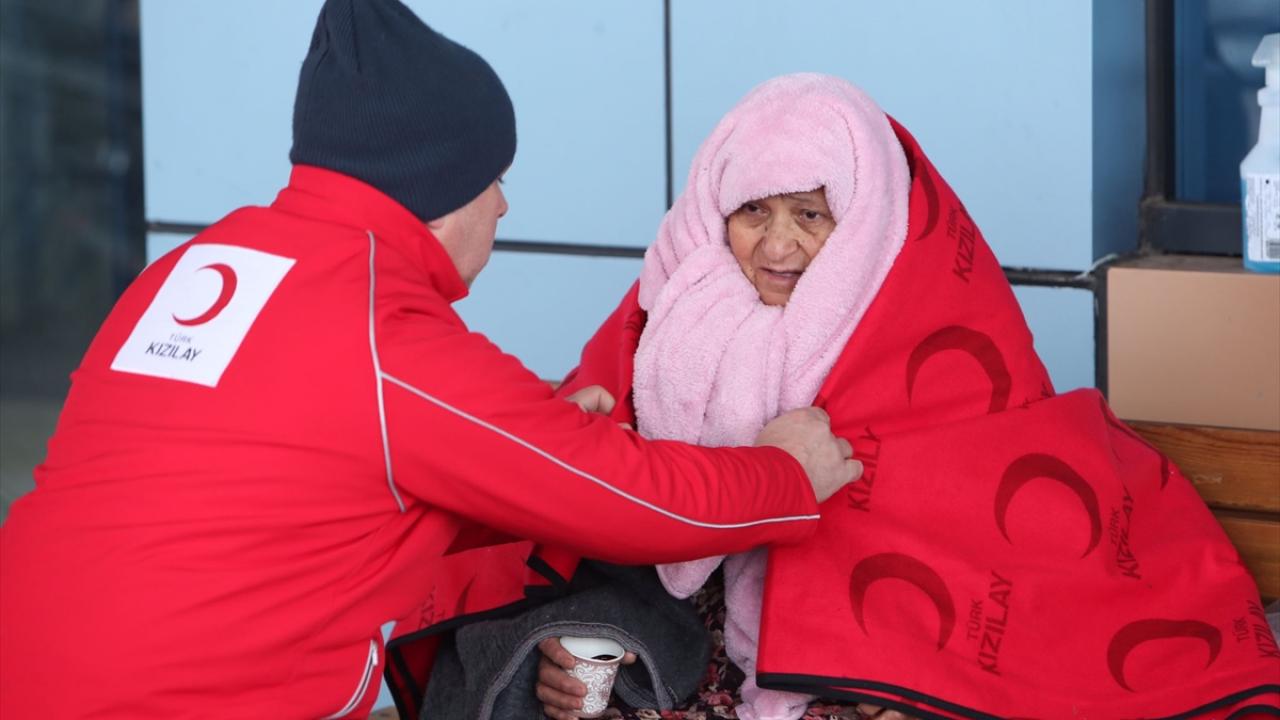 Türk Kızılayın sevk ettiği 10 bin kişilik çadırlar kurulmaya başlandı ...