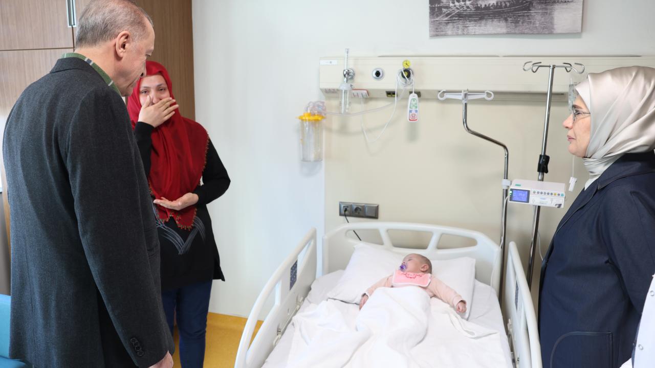 Cumhurbaşkanı Erdoğan depremzedeleri hastanede ziyaret etti | TRT Haber Foto Galeri